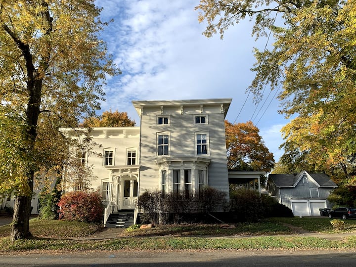 Luxury Victorian With Hot Tub - Saugerties, NY