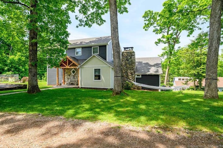 Modern Home On Candlewood Lake - Danbury, CT