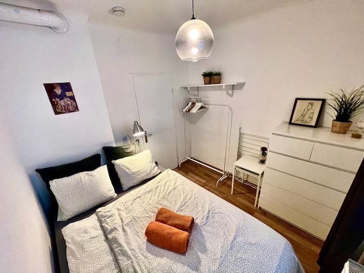 2 Room At General Hospital Akh - 18th District - Vienna
