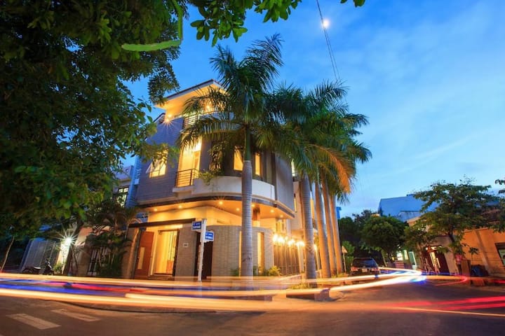 Kim’s House  Entire Villa 6-br Near My Khe Beach - ダナン