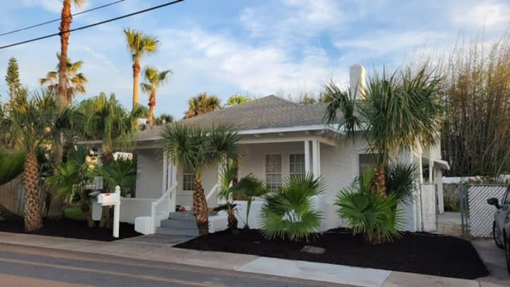 Cottage By The Sea Daytona - Daytona Beach, FL