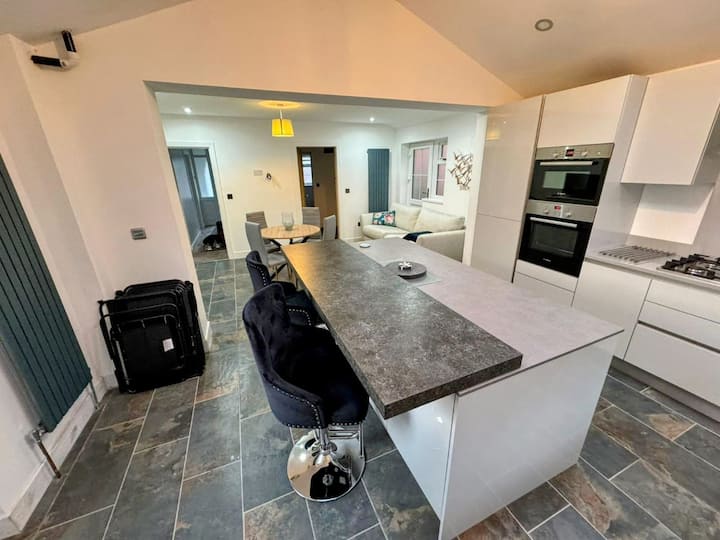 Woodcote Large 4 Bedr Jlr, Wv1, M54/m6 - Wolverhampton