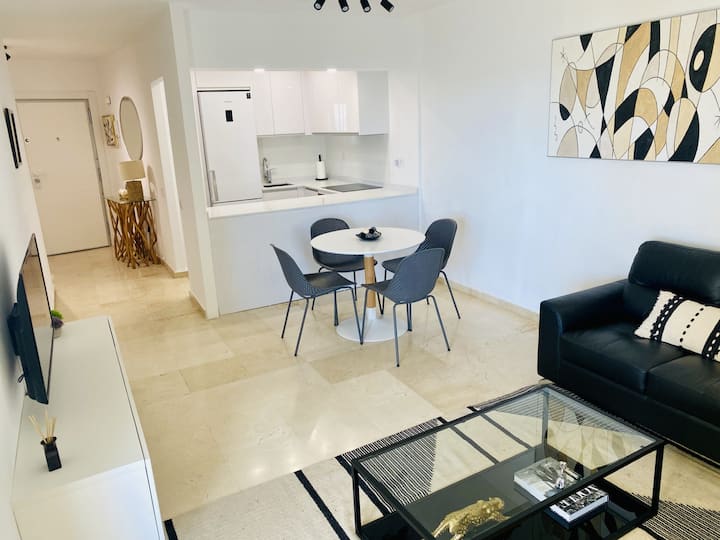 Apartamento Moderno Con Terraza - Estepona