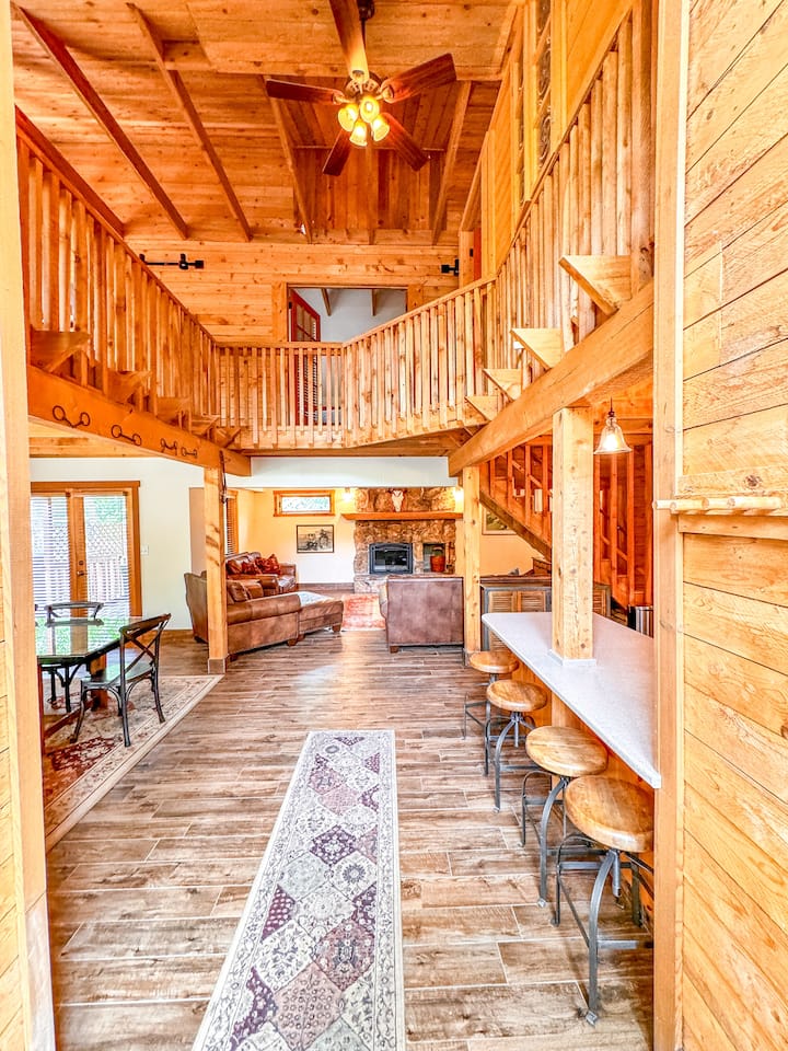 Stone Table Lodge -Sleeps 8- Hot Tub - Sundance, UT