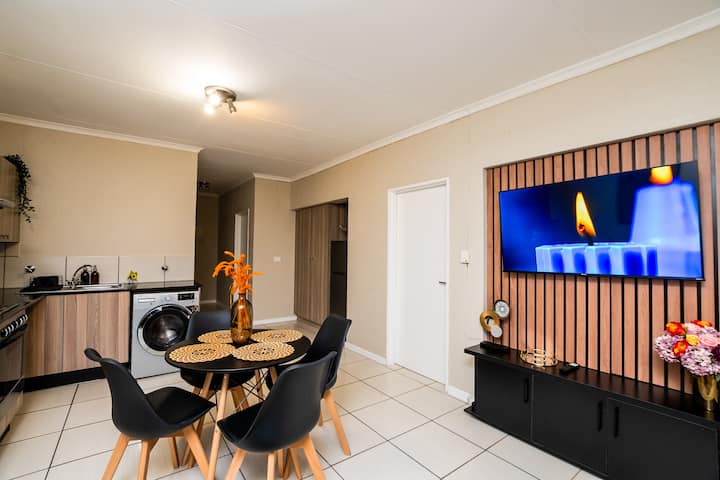 Stylish 2 Bed 2 Bath Flat - Chartwell