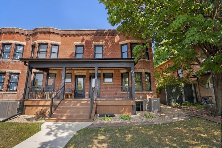 Luxe Historic Townhouse Downtown - Cedar Falls, IA