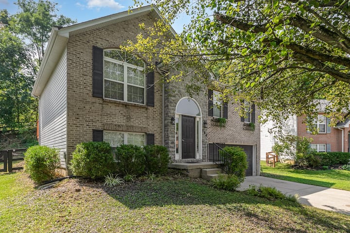 Graceful Getaway - 4 Bed 3 Bath Getaway - Covington, KY
