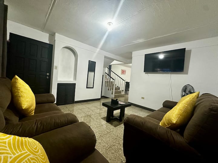 Casa Grande Y Cómoda Por Metrocentro San Salvador - San Salvador