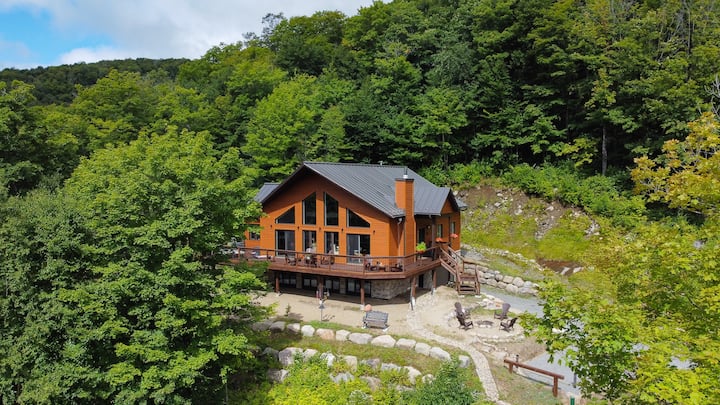 Laurentians Romantic Getaway Chalet + Private Spa - Saint-Donat