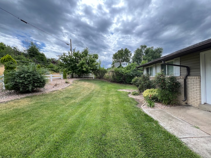 Small Town Farmhouse 3 Br/2 Bath W/mountain Views - Lagoon Amusement Park, Farmington