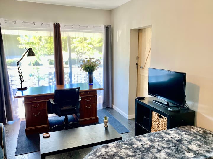 Memory Foam Bed + Couch + Roku Tv + Desk Workspace - Burlington, NC
