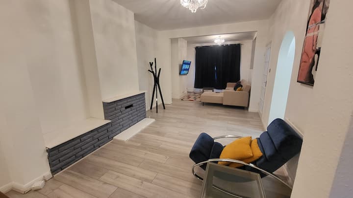 Big 4 Bedroom House With Garden - London