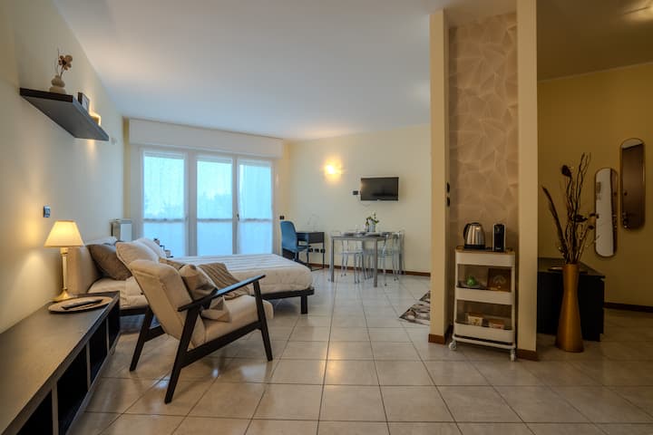 Sunset Studio: Ampio Monolocale + Box (Comodo A8) - Legnano