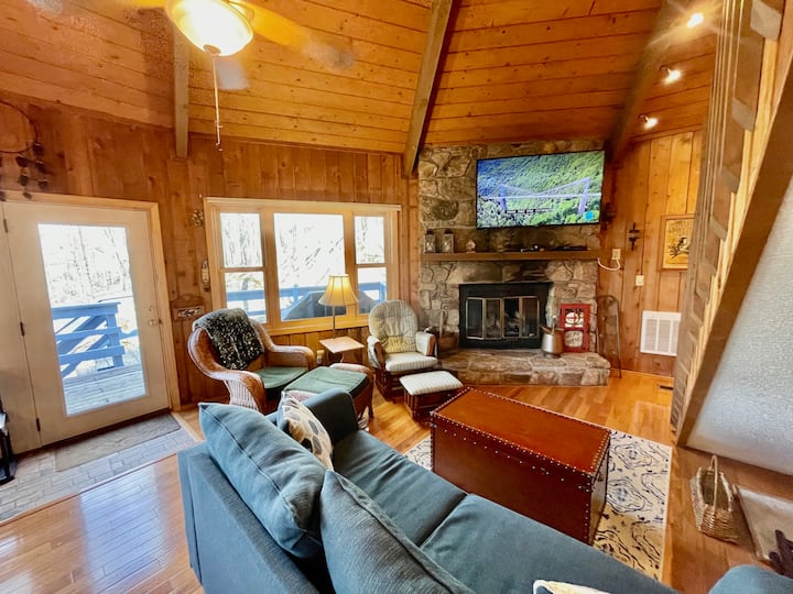 Unique Round House/fireplace/hike/bike/concerts - Beech Mountain, NC
