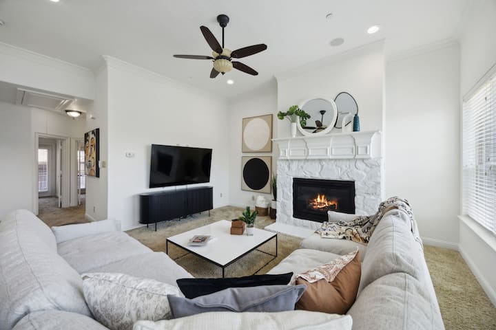 Luxury Townhome Walking Distance To Legacy West - Plano, TX