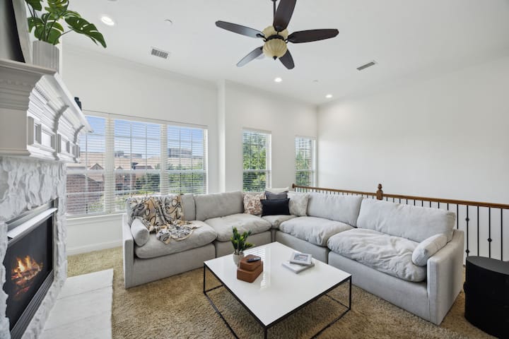 Luxury Townhome Walking Distance To Legacy West - Frisco, TX