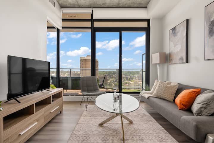 High-rise Haven | Ac, Views, Pool, Gym & Parking - Canada