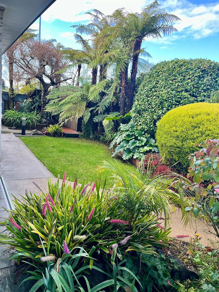 Home With Spa, Sauna, Garden In Prime Location - 