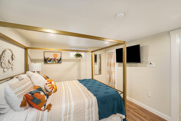 Charming Retro Retreat - Denver, CO