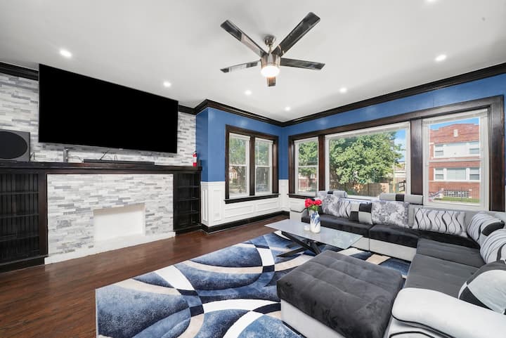 Gorgeous 5 Br Gem Sleeps 18 With Tons Of Games! - Chicago, IL