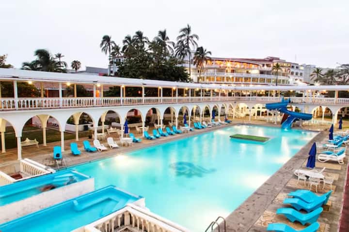 Standard Room With 4 Beds & Pool | Hotel Mocambo - Heroica Veracruz