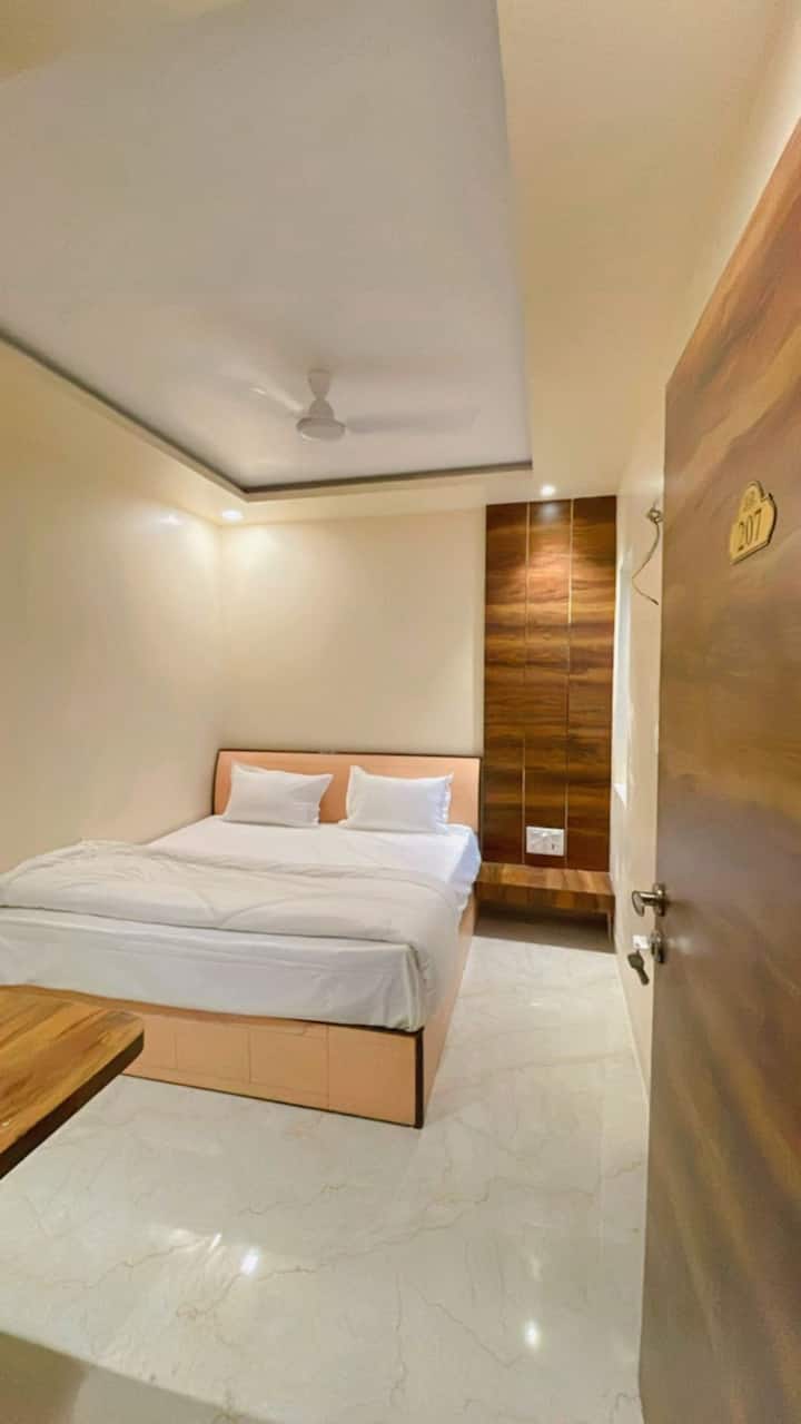 Rr Hotel Bar
Non-veg Food
Beer Alcohol Party Dance - Pushkar