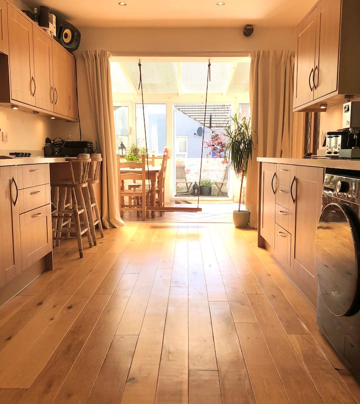 Cosy Family Home - Brighton Marina