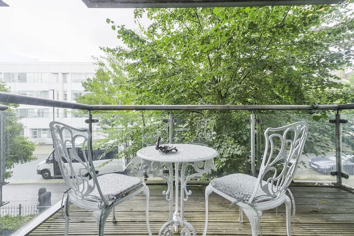 Elegant 2-bedroom Apartment With Balcony - 布魯姆斯伯里