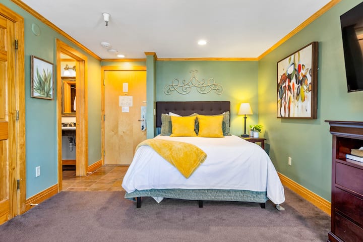 Perfect Couples' Retreat In A Mountain Condo - Breckenridge, CO