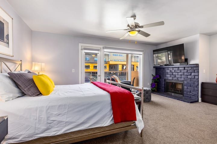 Cozy Condo With Views, Hot Tub & Great Location - Breckenridge, CO