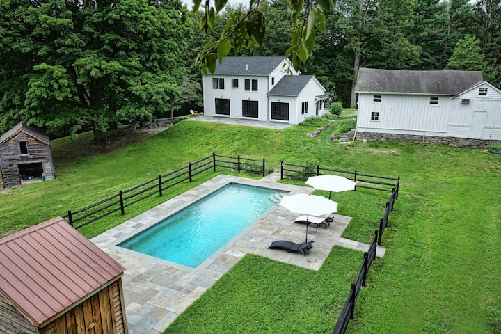 Renovated Hudson Valley Farmhouse On 7 Acres - Hyde Park, NY