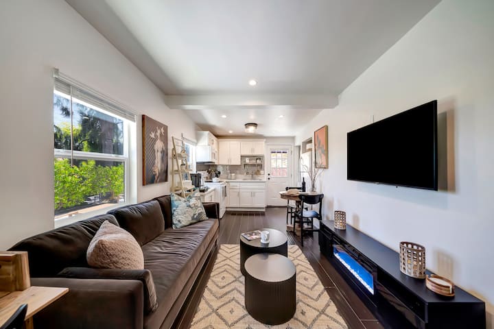 Charming House W/ Privacy & Backyard W/ Fire-pit! - Calabasas, CA