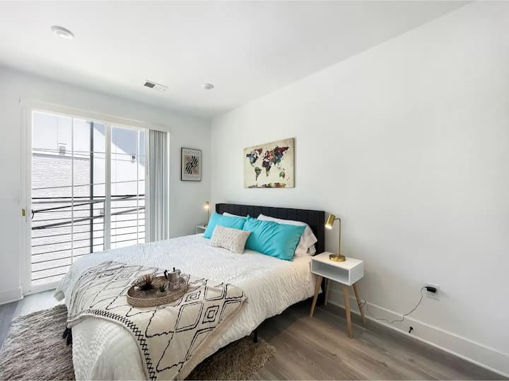 Capitol Hill Scenic Unit With Bright City Views - Washington, D.C.