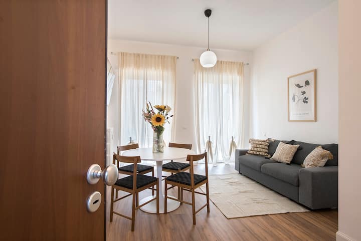 Sunny Renovated Apartment With Balcony / Metroa - Rome Ciampino Airport (CIA)