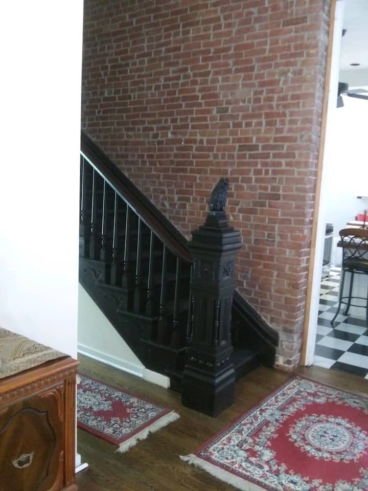 Quaint And Spacious Apartment In Historic District - Louisville, KY