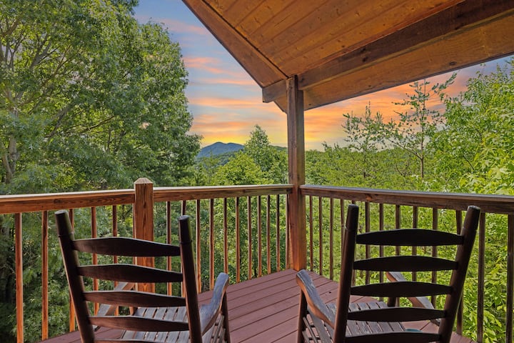 New! Couples Hideaway - Hot Tub, Pool, Views - Townsend, TN