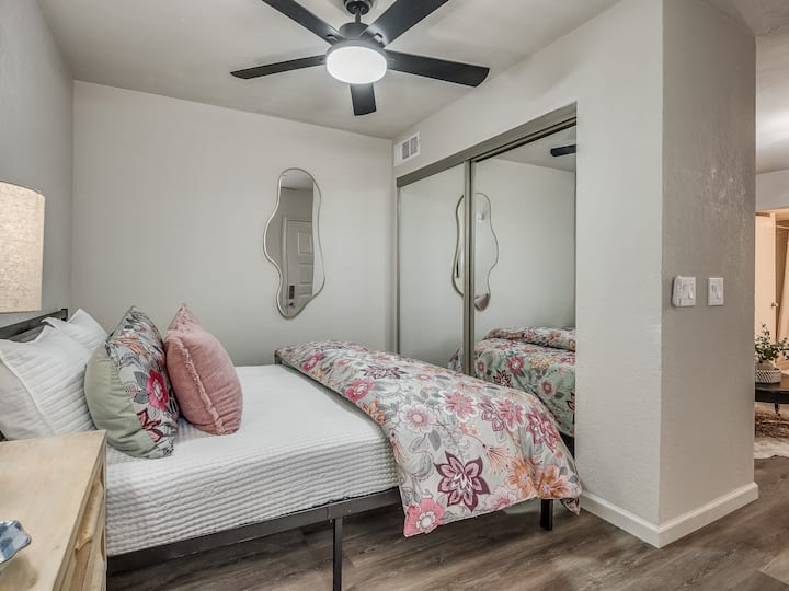Charming Studio W/ Pool. - Northwest Oklahoma City - Oklahoma City