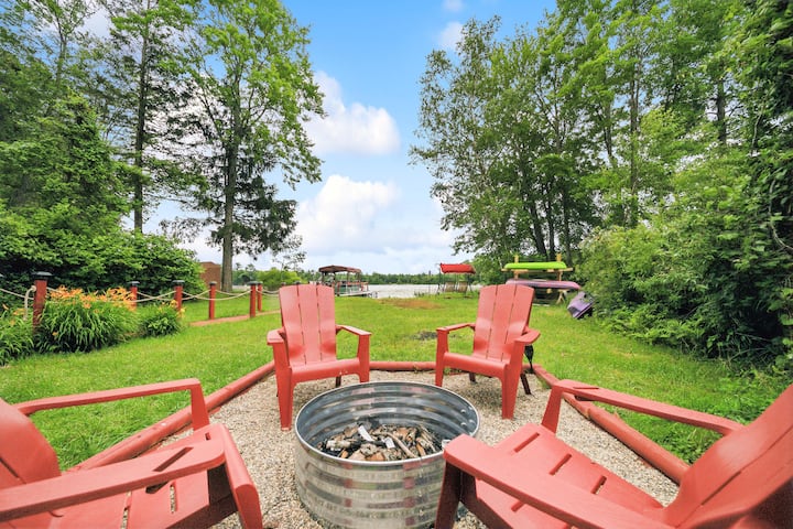 Enchanted Whalen Lake Cottage, Hot Tub, Wifi - Michigan