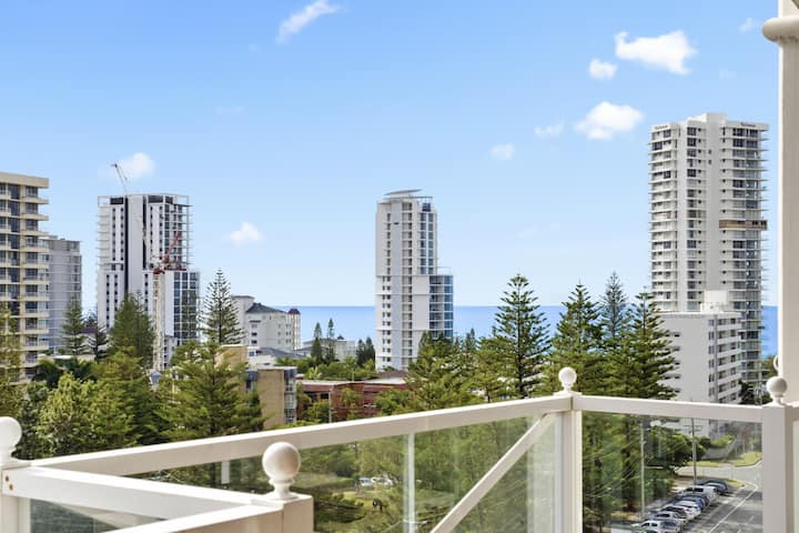 North Sunny Apt W/ Ocean Views - Broadbeach