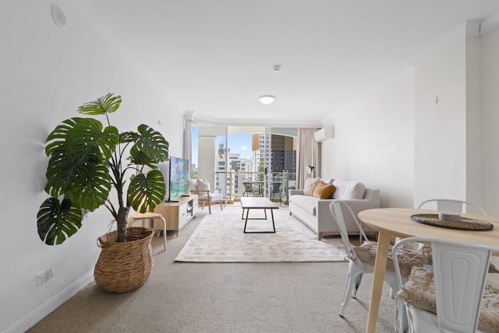 North Facing Central Broadbeach Apt W/ Ocean Views - Broadbeach