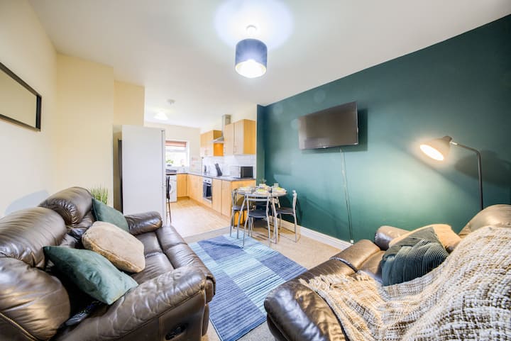 Spacious 5-bedrmhouse | Free Parking | Fast Wi-fi - Coventry