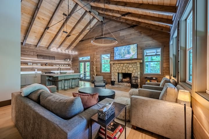 Downtown Cashiers Cozy Cabin- Sleeps 6 - Cashiers, NC