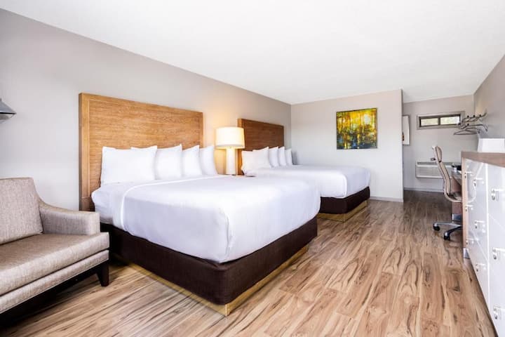 Aloha Beach - Tiki Room 2 Queen Beds - Wisconsin