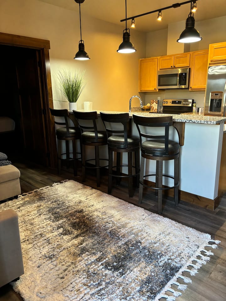 Condo 206 Near Glacier Park 2bed/2bath W/kitchen - コロンビア・フォールズ, MT