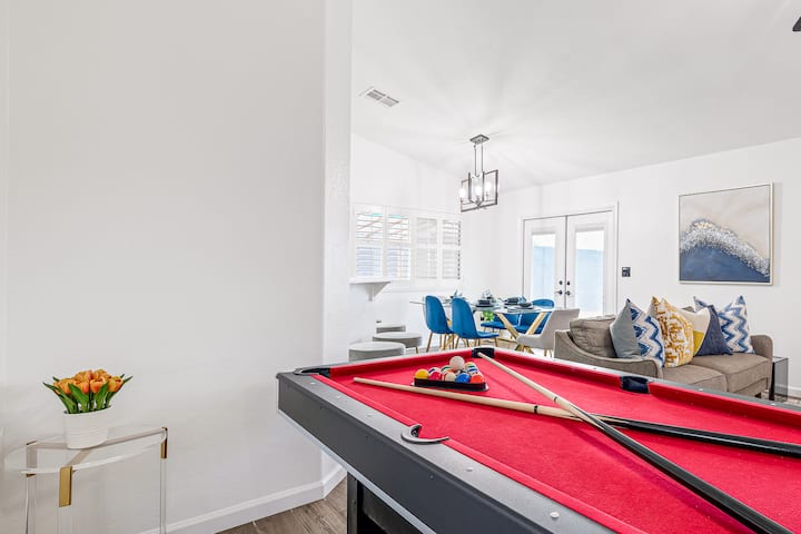 Spacious Yard+pool Table At 5br Modern Getaway - Las Vegas, NV