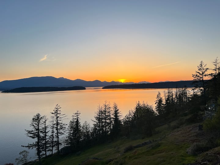 5w Oceanfront Hideaway - Room C (Garry Oak) - Salt Spring Island