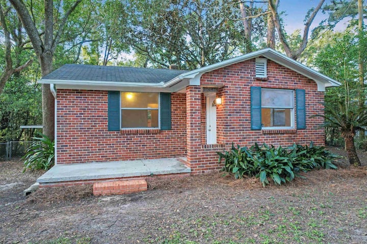 Quaint Bungalow - Tallahassee, FL