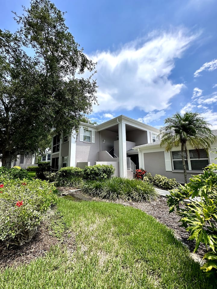 Peaceful Meadows Getaway, Upper Level Large Condo - Lakewood Ranch, FL