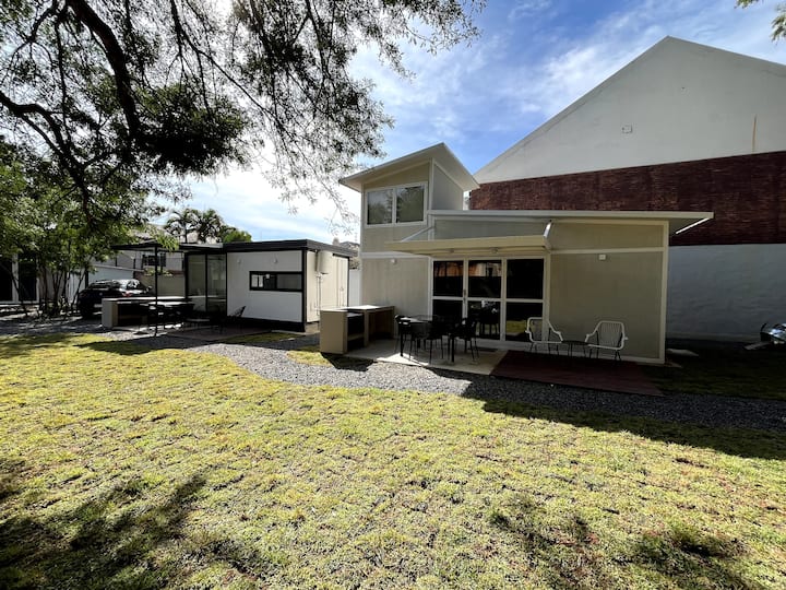 Casa Moderna Con Parrilla En Mburucuya - Asuncion