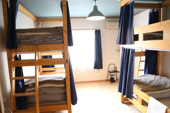 2段ベッドが2つの最大4名様用の個室になります。 - 姬路市